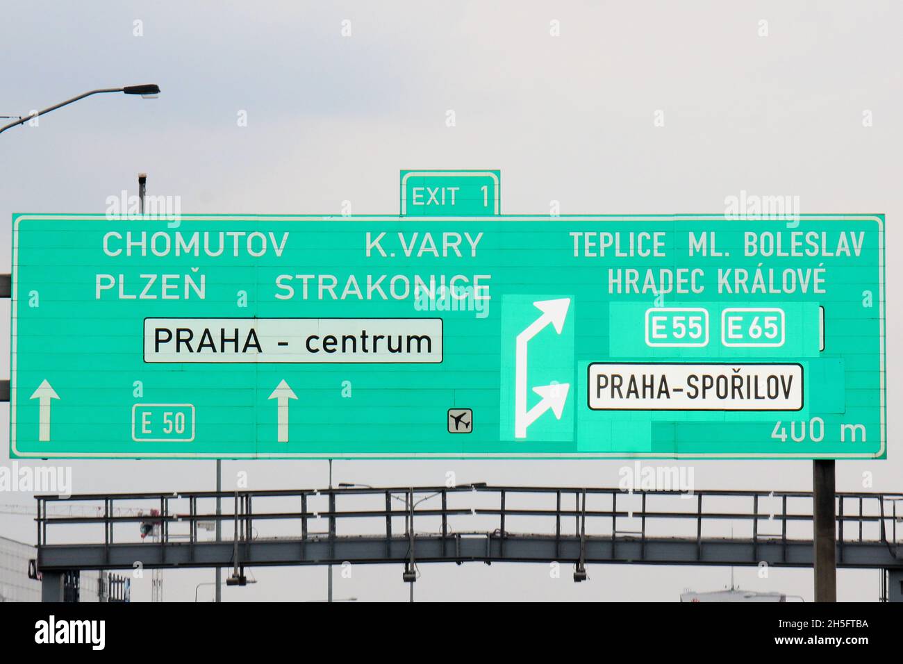 Autobahnschild Richtung Prag, der Hauptstadt Tschechiens Stock Photo ...