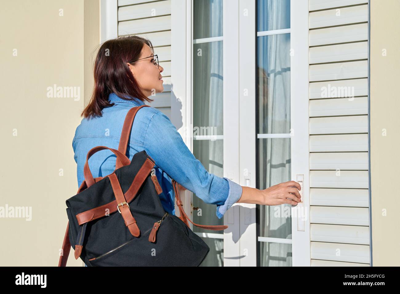 Woman blinds window exterior hi-res stock photography and images - Alamy