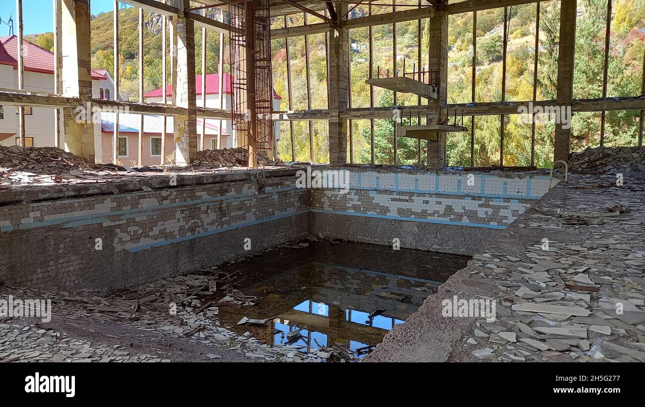 Ruined pool hi-res stock photography and images - Alamy