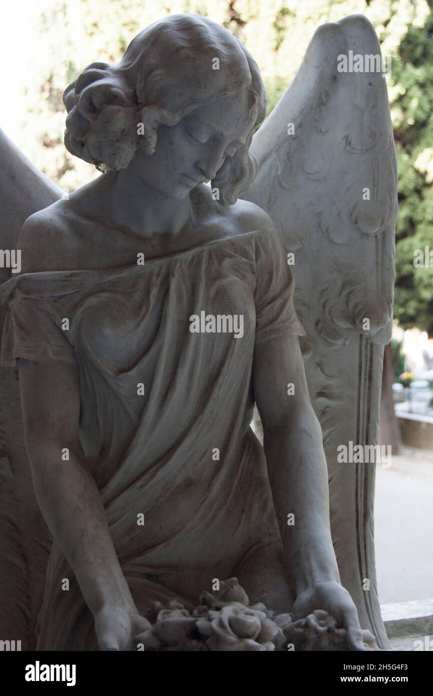 statue of angel gathered in prayer Stock Photo - Alamy