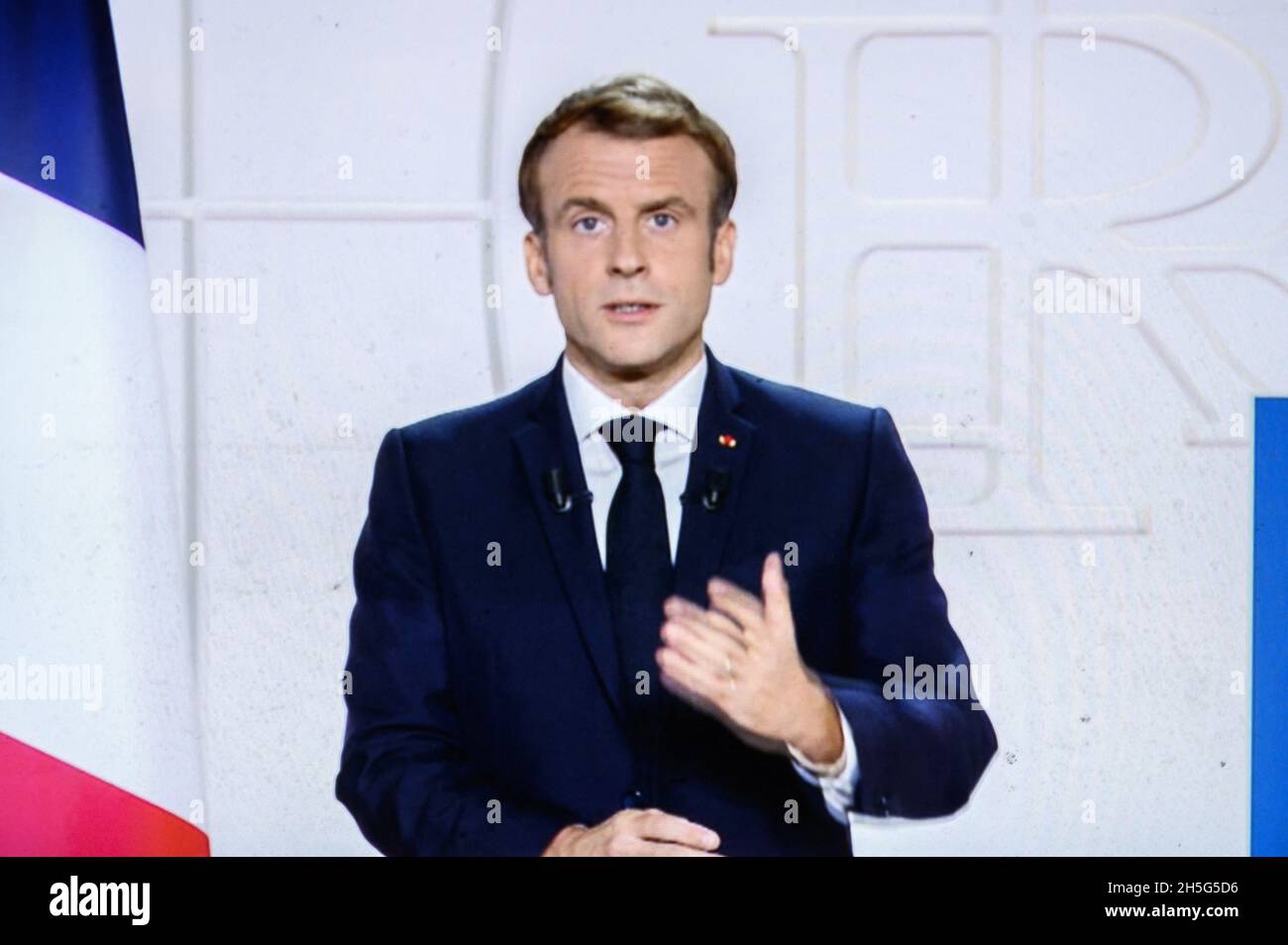 French President Emmanuel macron delivers an Official announcement on ...