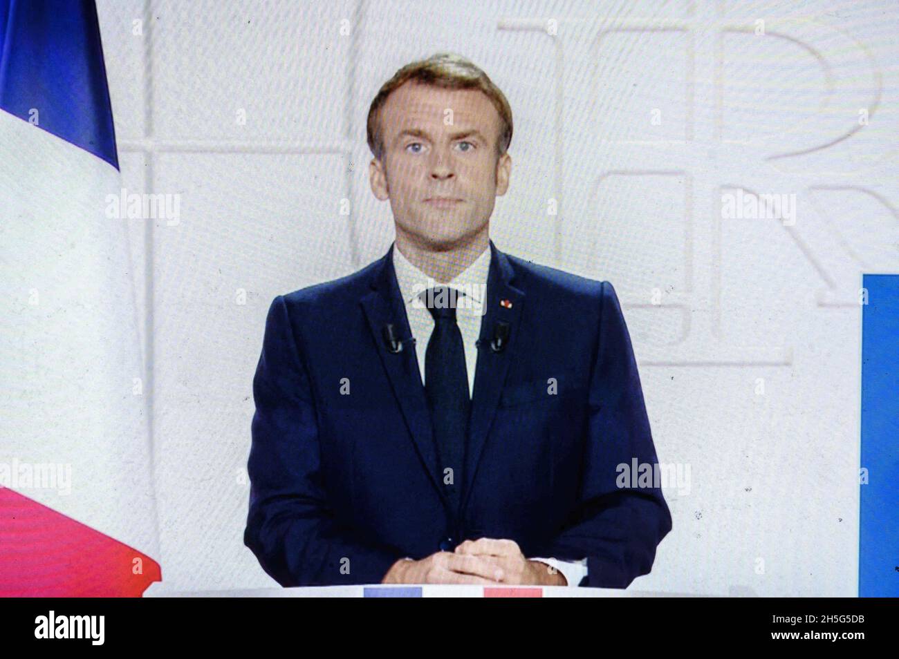 French President Emmanuel macron delivers an Official announcement on ...