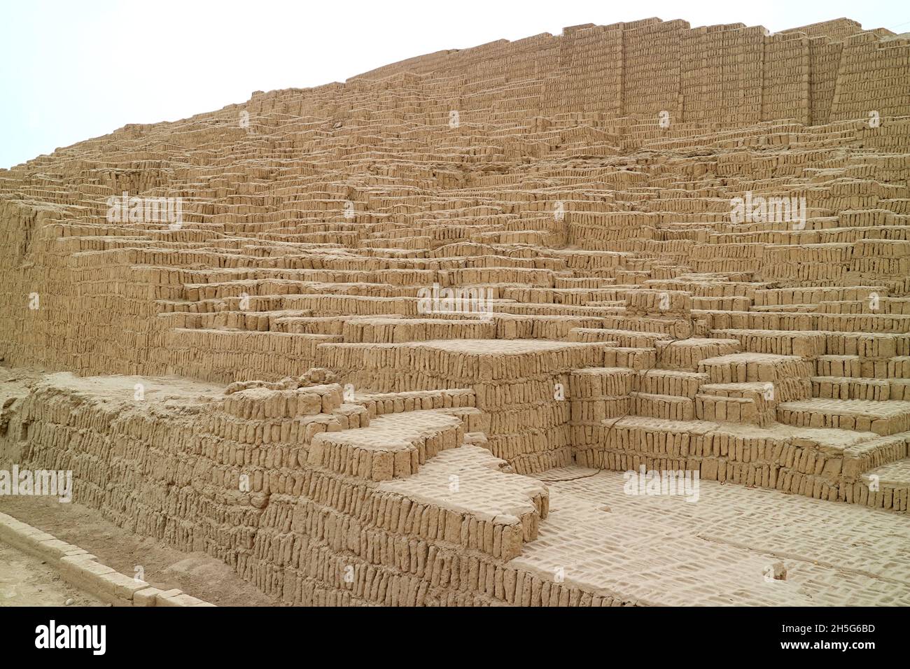 Lima peru miraflores pyramid hi-res stock photography and images - Alamy