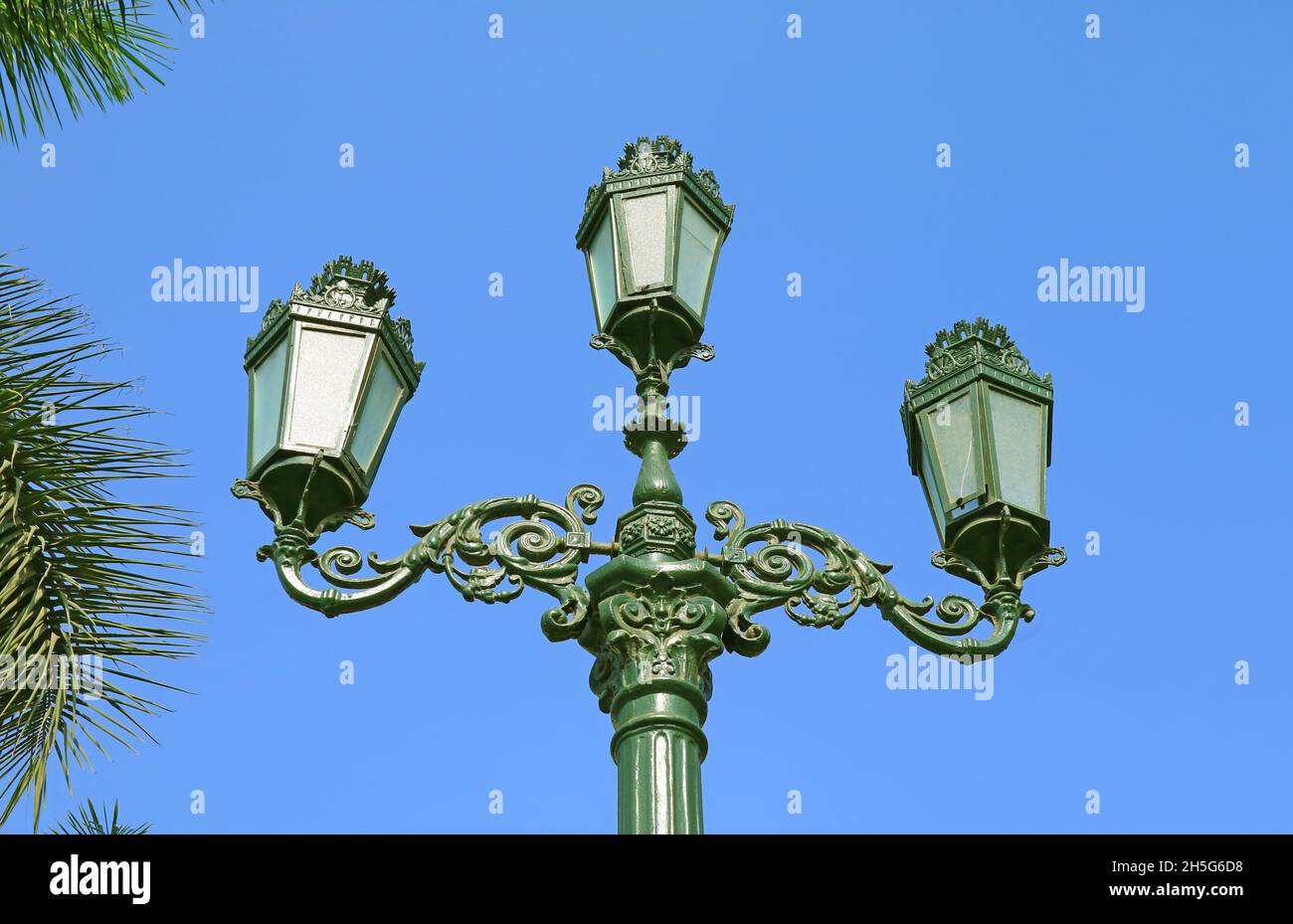 Vintage street lamps hi-res stock photography and images - Alamy