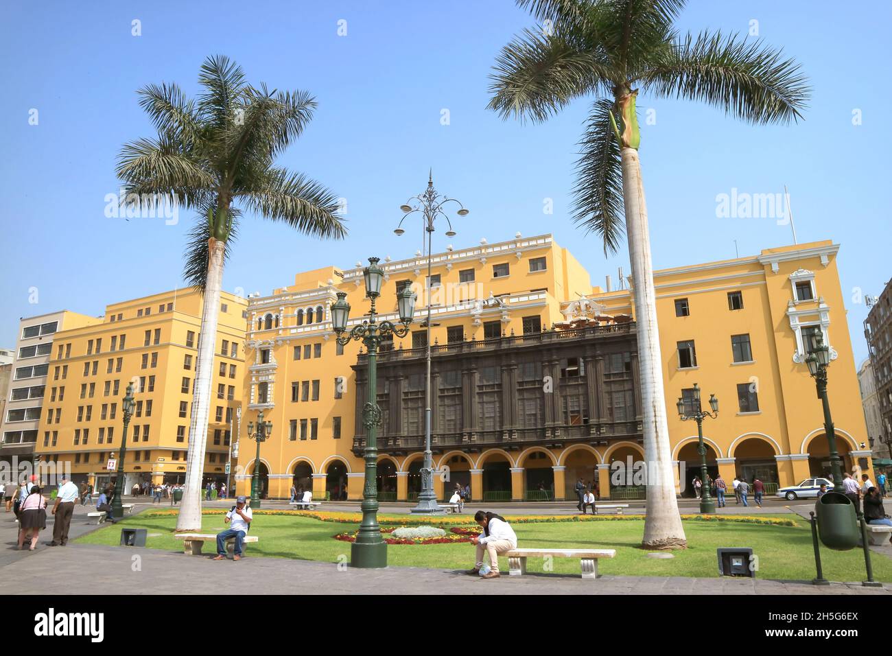 Colonial buildings plaza mayor lima hi-res stock photography and images ...
