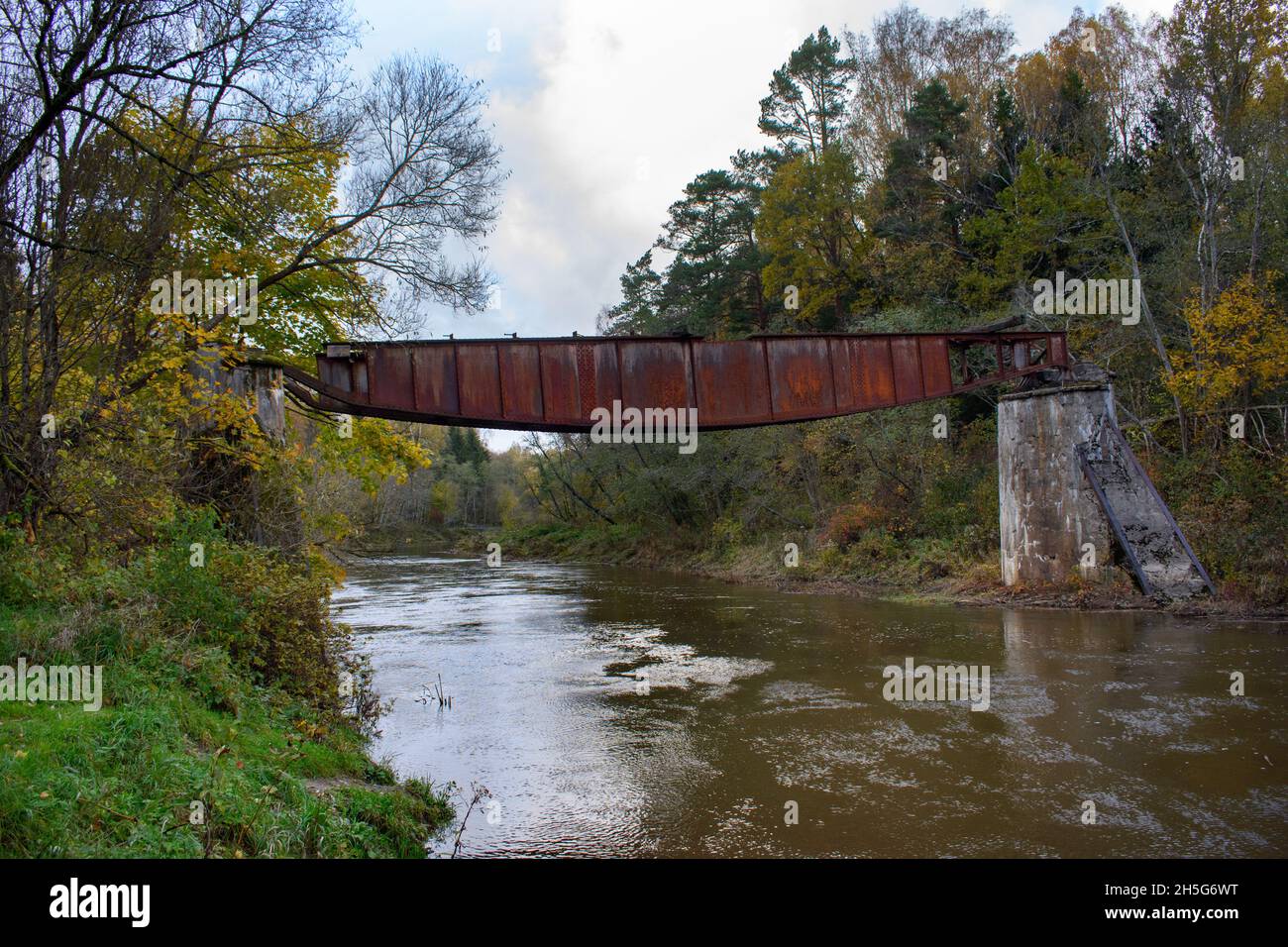 Old rusty, abandoned metal railway bridge over river Stock Photo - Alamy