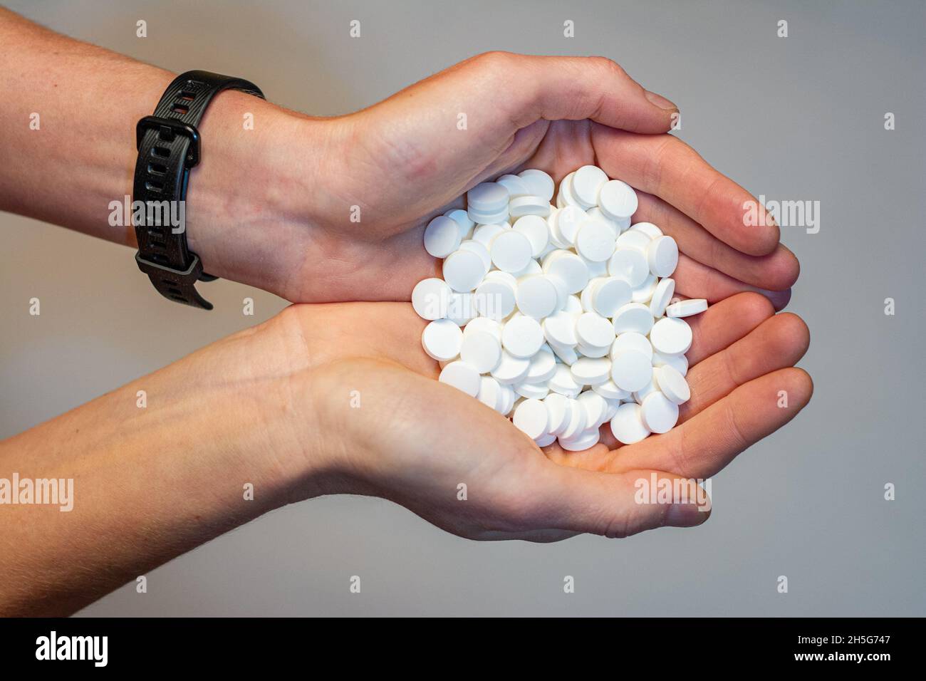 Tablets in hand. Medical concept disease treatment Stock Photo - Alamy