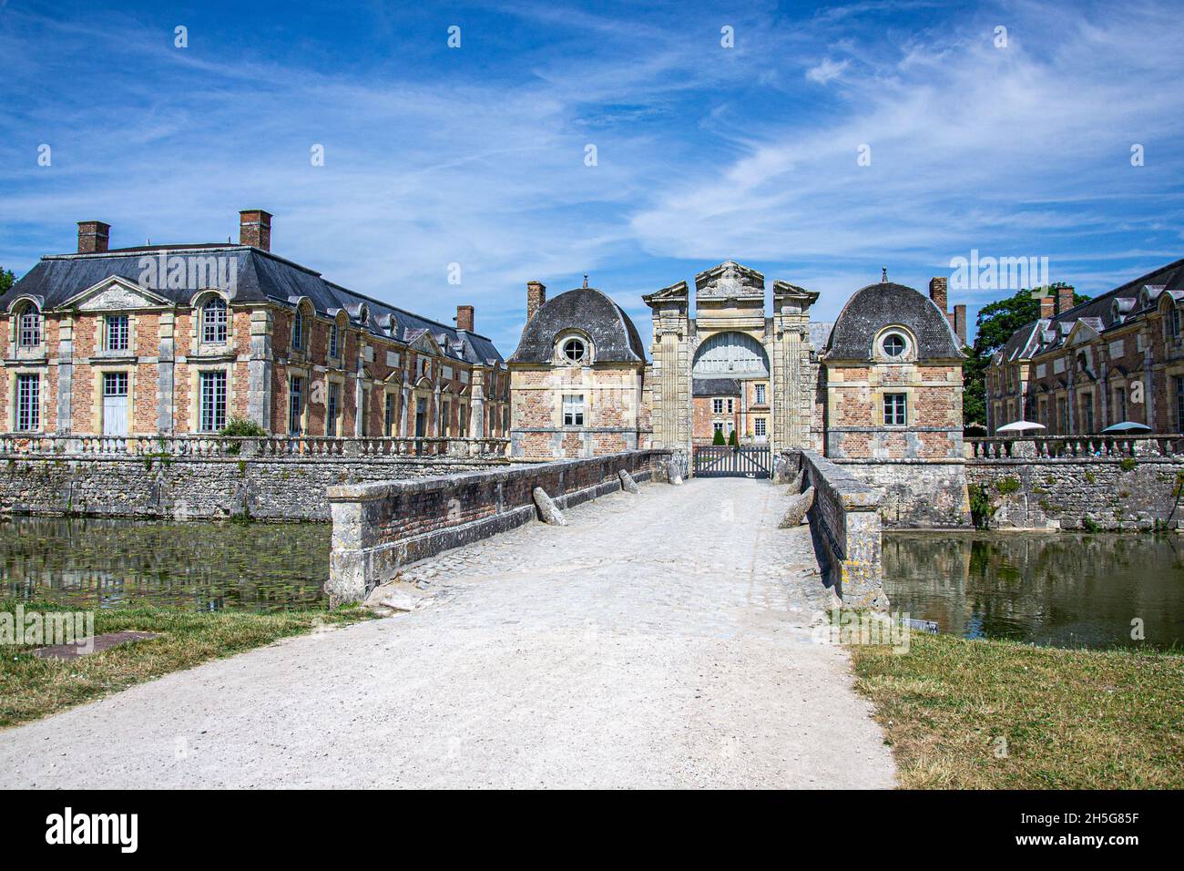 |La Ferte Saint Aubin, France, 06-07-2015: Historical castle buildings ...