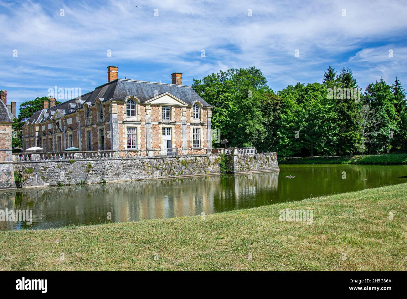 |La Ferte Saint Aubin, France, 06-07-2015: Historical castle buildings ...