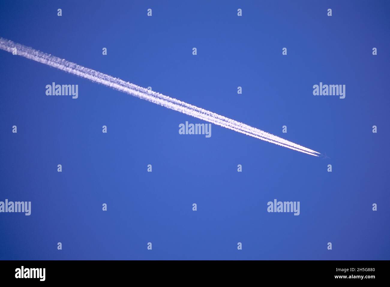 Jet and Contrail Stock Photo - Alamy