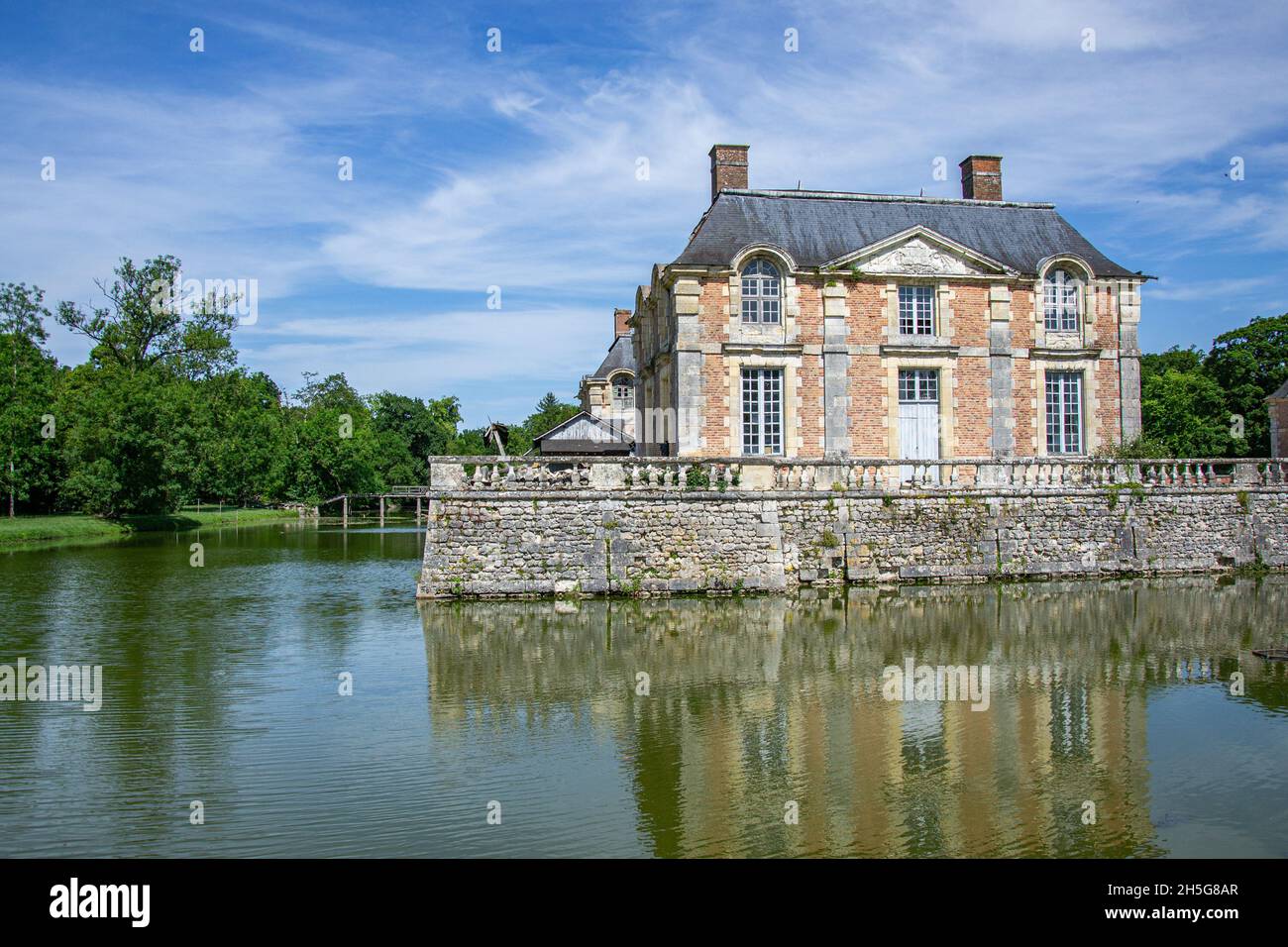 |La Ferte Saint Aubin, France, 06-07-2015: Historical castle buildings ...
