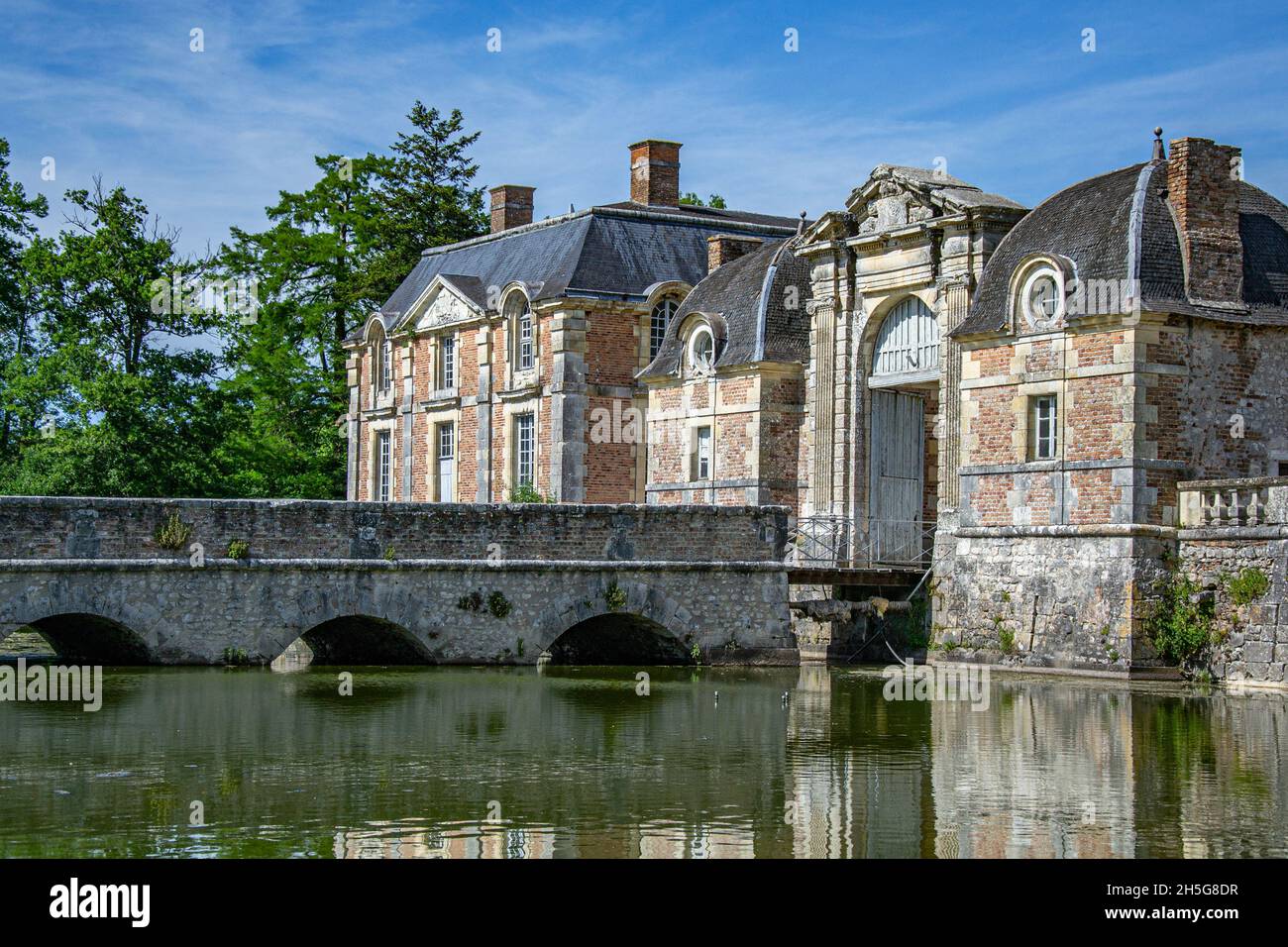 |La Ferte Saint Aubin, France, 06-07-2015: Historical castle buildings ...