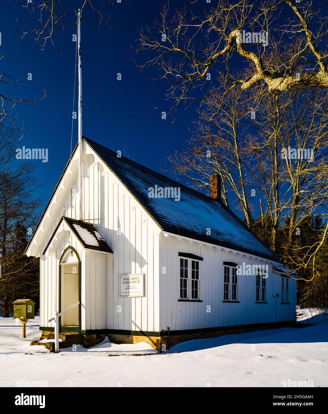 Pine grove school house hi-res stock photography and images - Alamy