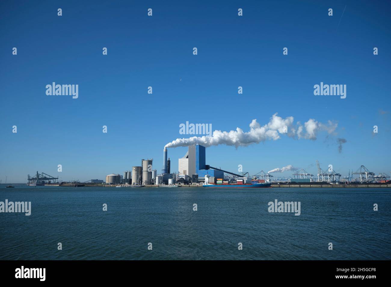 ROTTERDAM, THE NETHERLANDS The Uniper coal power plant in full ...