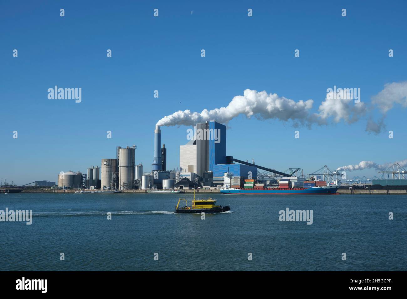 ROTTERDAM, THE NETHERLANDS The Uniper coal power plant in full ...