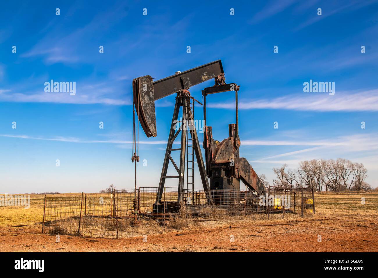 Industrial pump jack abandoned hi-res stock photography and images - Alamy