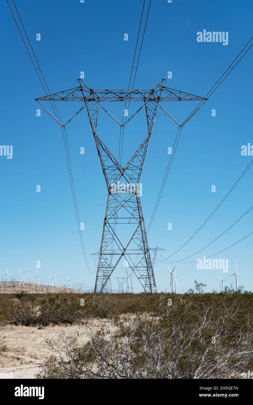 Single circuit transmission line hi-res stock photography and images ...