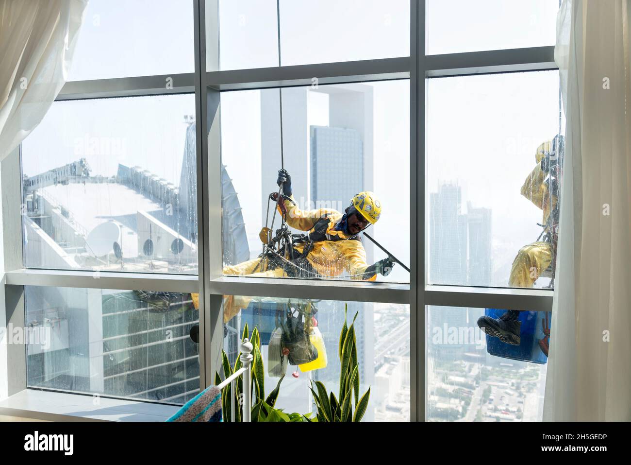 City worker window shopping hi-res stock photography and images - Alamy