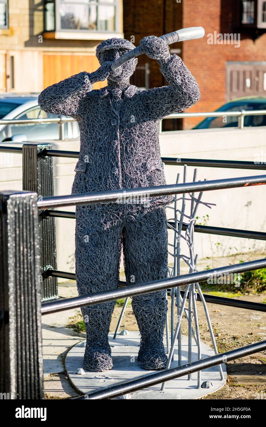 Penny hedge statue hi-res stock photography and images - Alamy