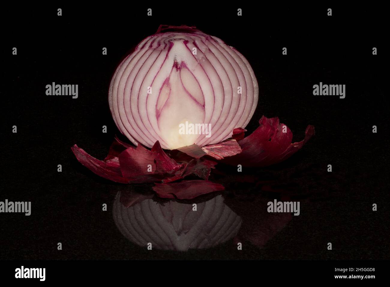 Red Onion Cross Section Stock Photo - Alamy