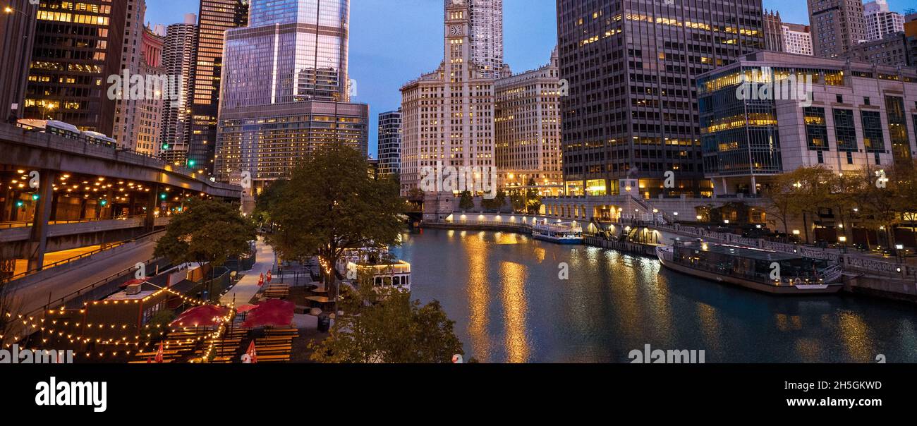 Downtown chicago main street hi-res stock photography and images - Alamy