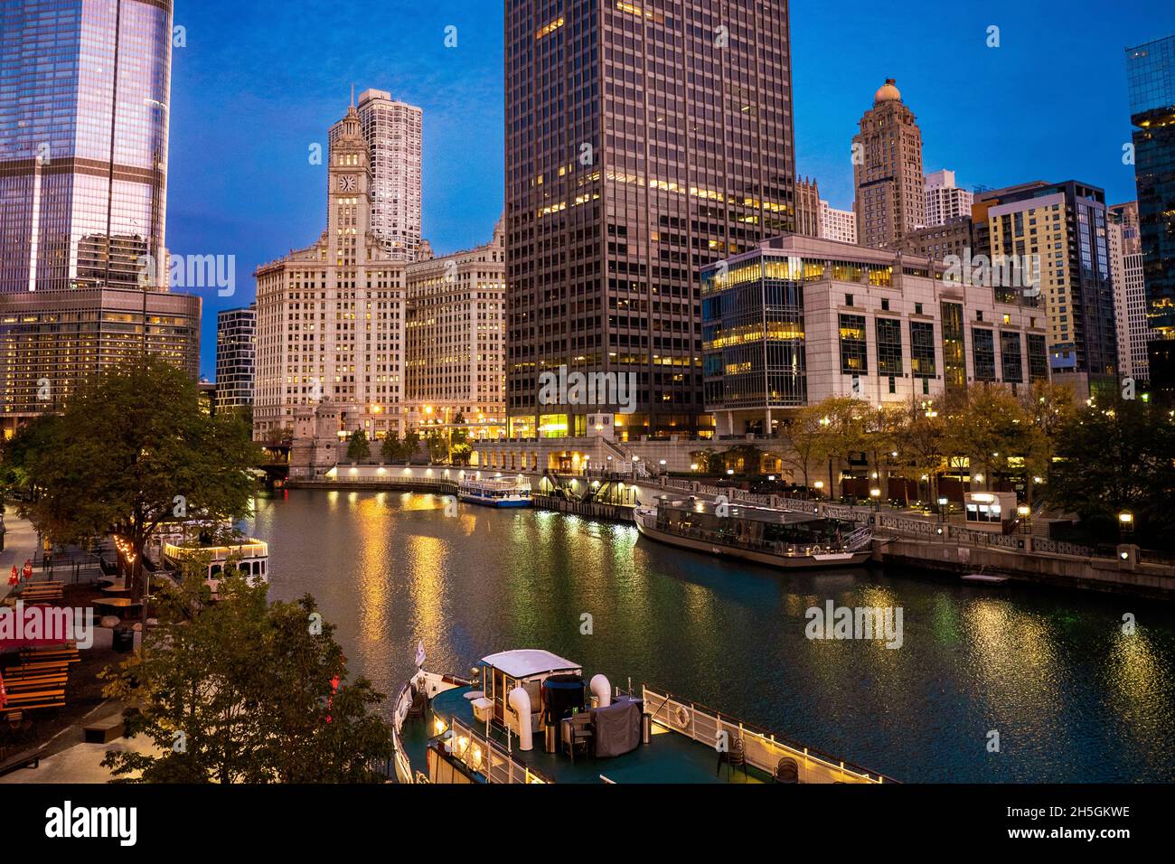 Chicago boat tour skyscraper skyscrapers hi-res stock photography and ...