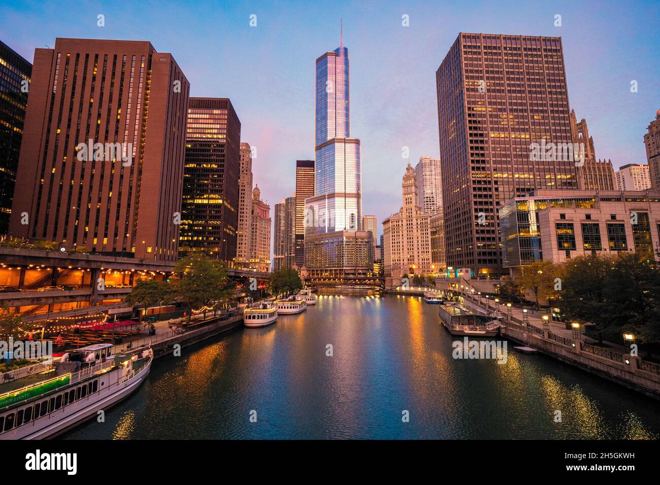 Chicago boat tour skyscraper skyscrapers hi-res stock photography and ...