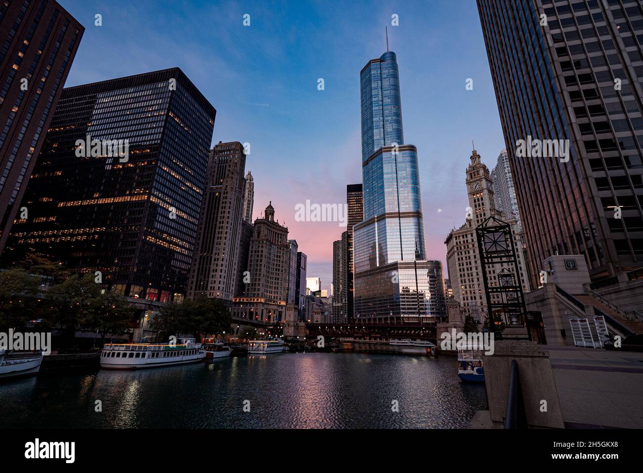 Chicago boat tour skyscraper skyscrapers hi-res stock photography and ...