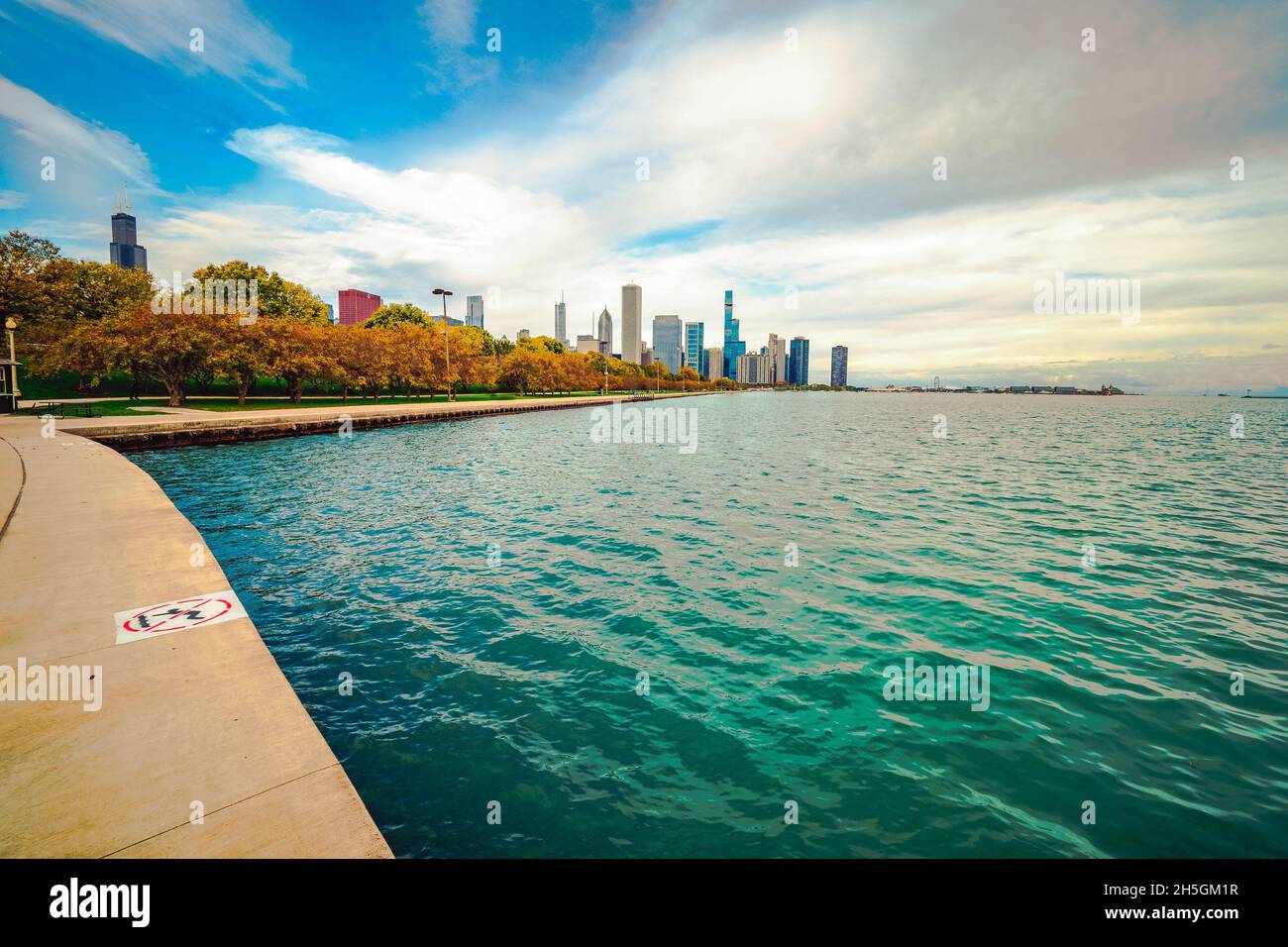 Chicago skyline lake trees hi-res stock photography and images - Alamy