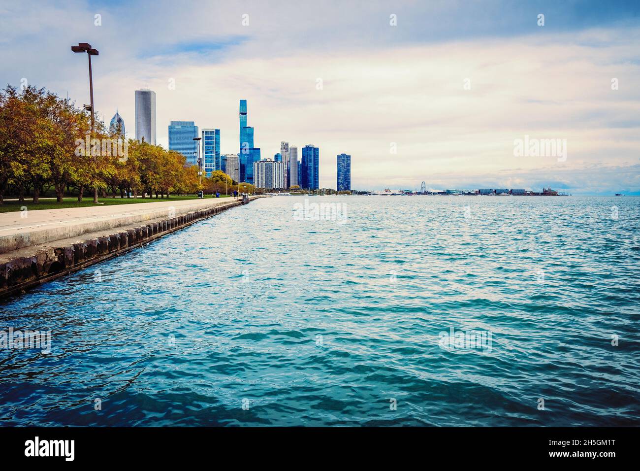 Chicago skyline lake trees hi-res stock photography and images - Alamy