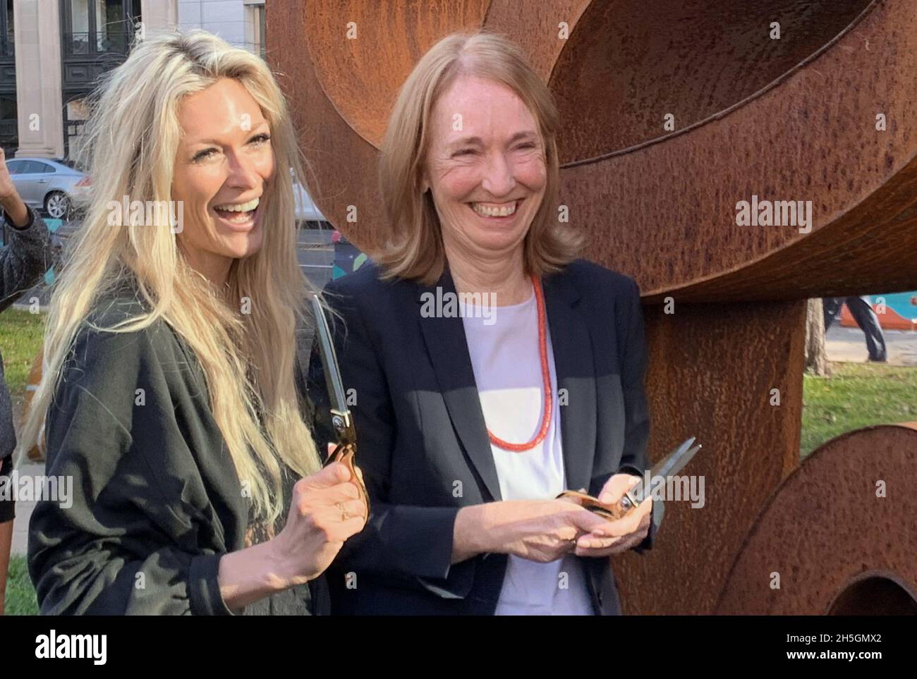 Washington, USA. 09th Nov, 2021. German artist Mia Florentine Weiss (l ...