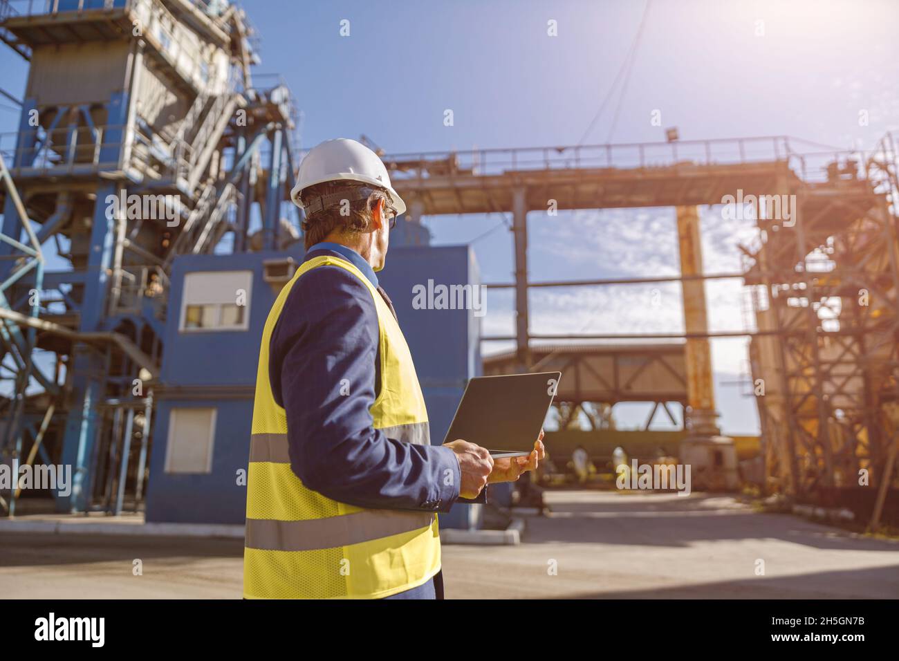 Engineer using laptop factory hi-res stock photography and images - Alamy