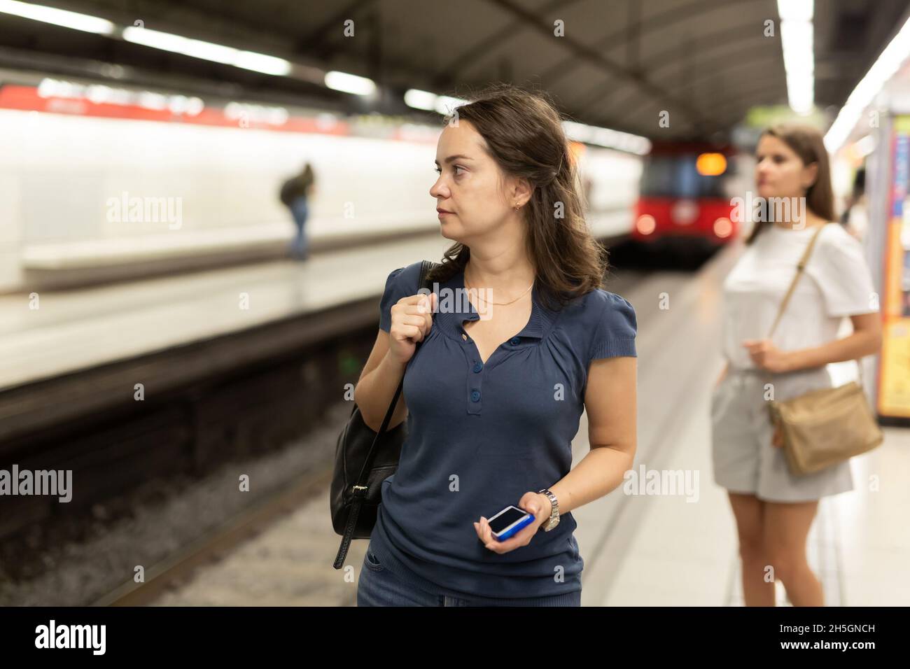 Girl reading subway map hi-res stock photography and images - Alamy
