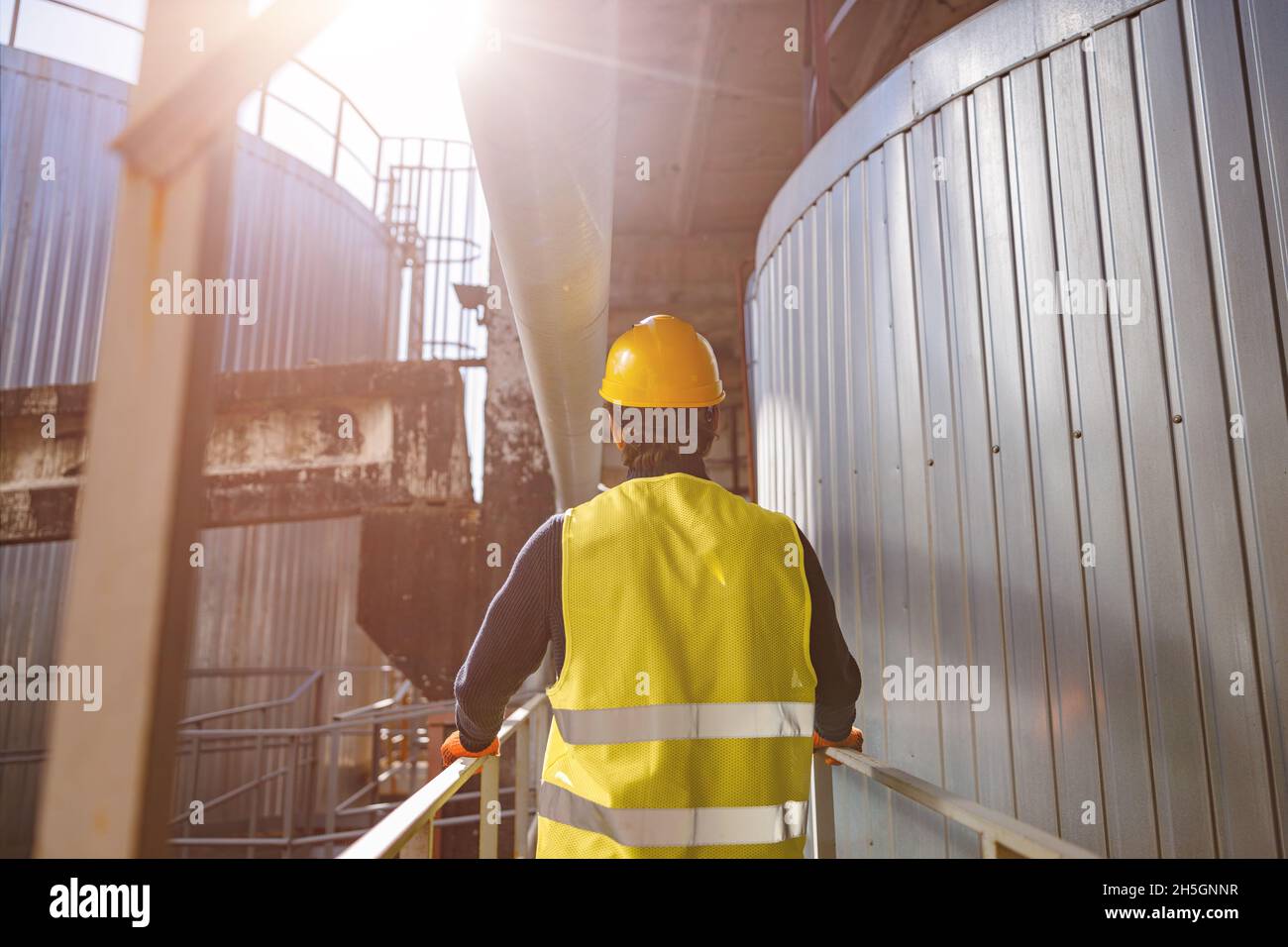 Back view male worker safety hi-res stock photography and images - Alamy