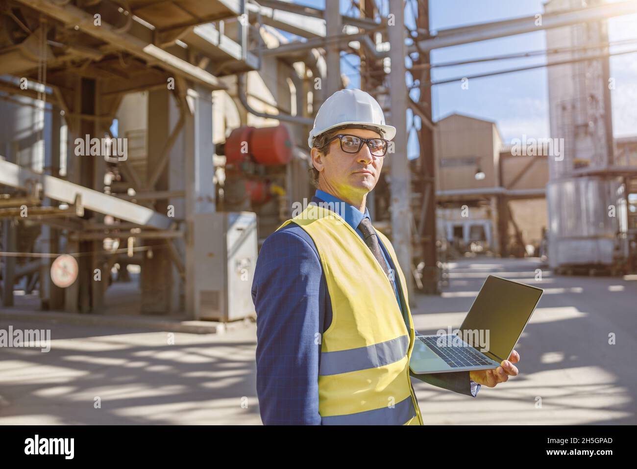 Laptop production plant hi-res stock photography and images - Alamy