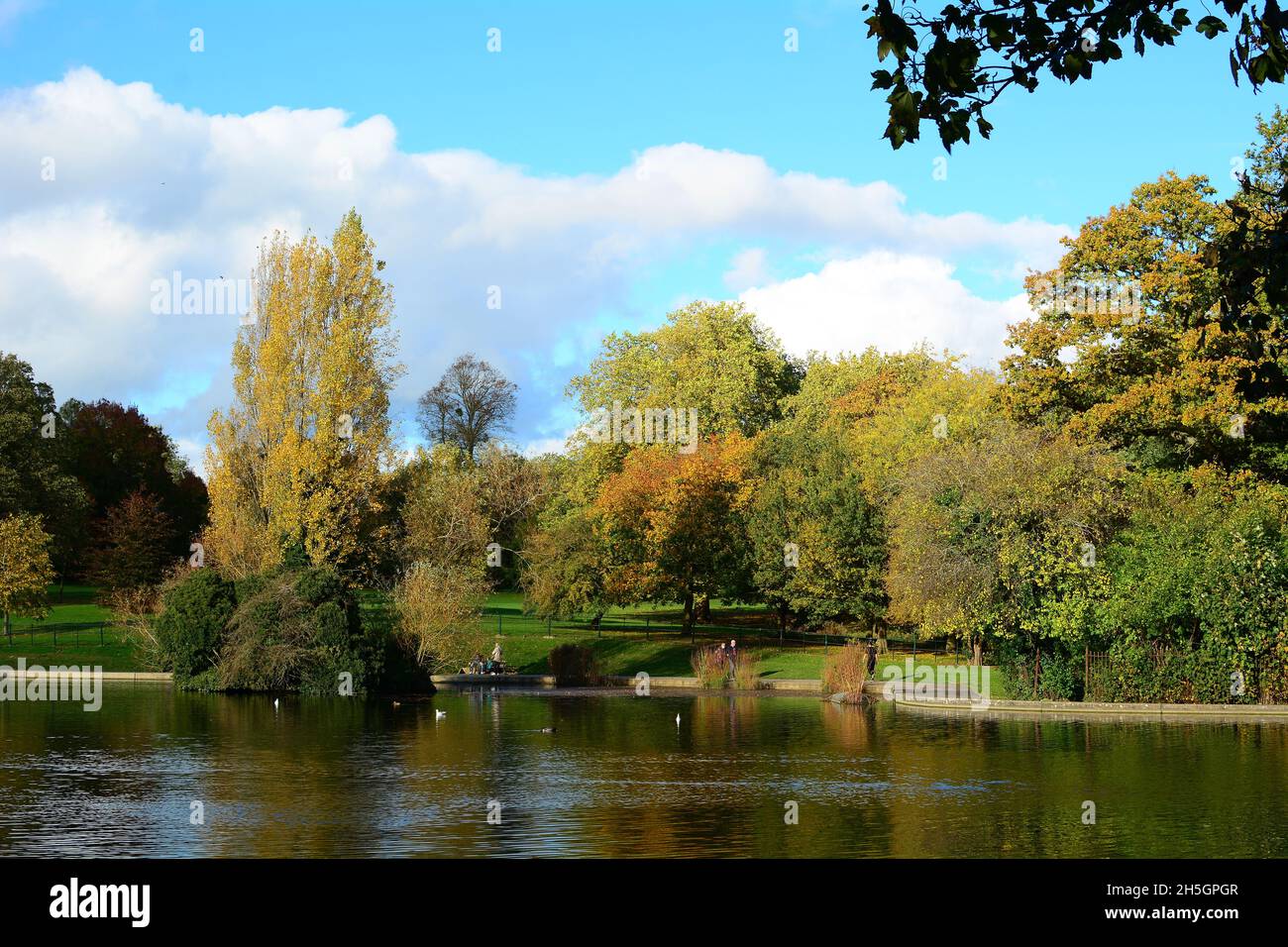 Abington Park with Autumn colours in Northampton England UK Stock Photo ...