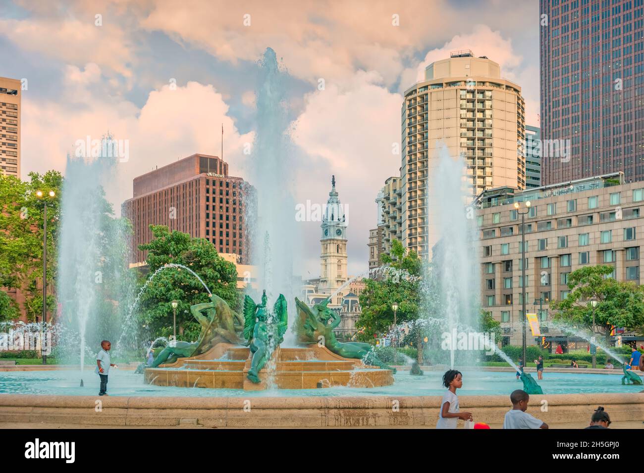 Fountain downtown philadelphia hi-res stock photography and images - Alamy