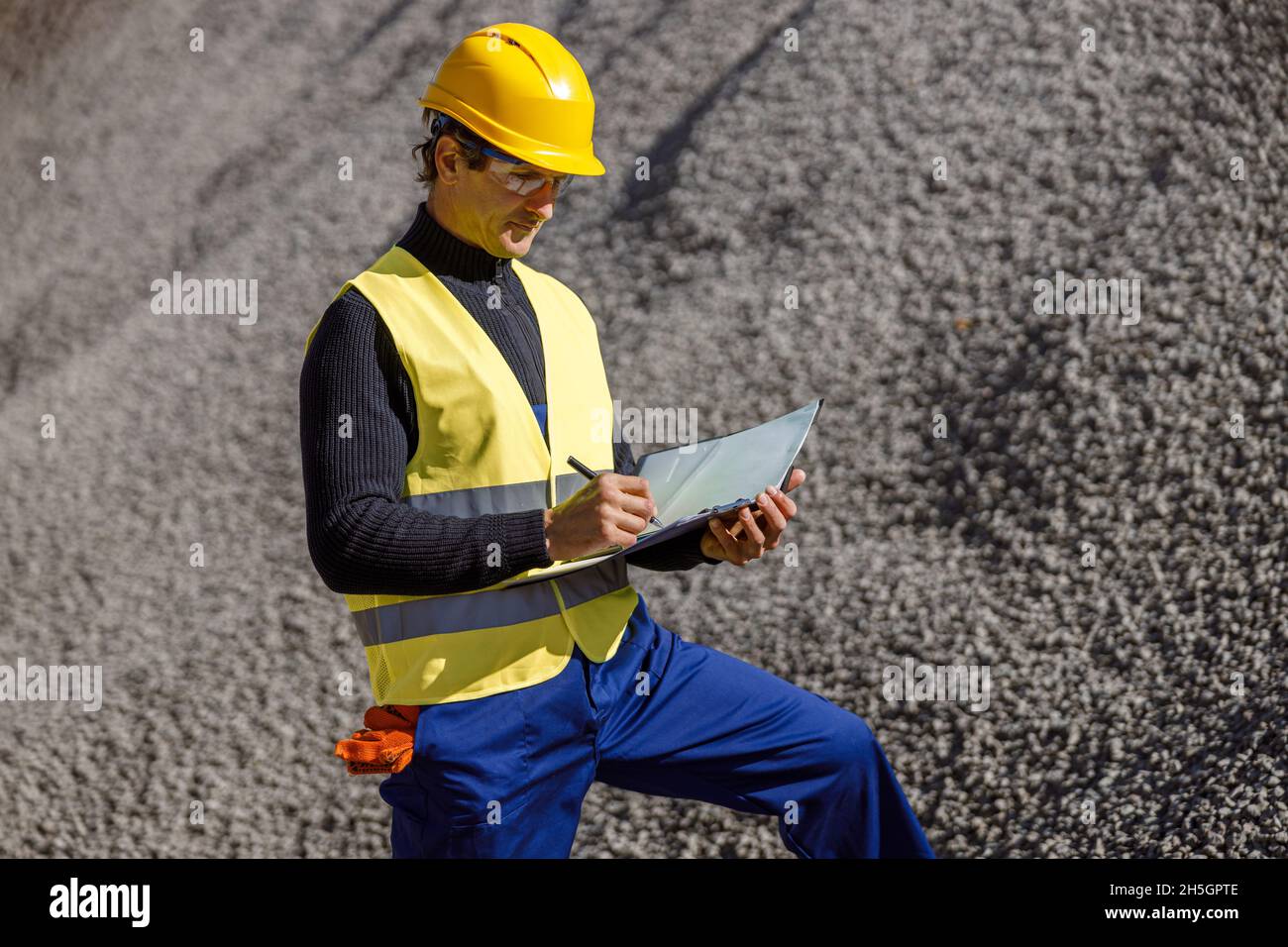Factory worker writing hi-res stock photography and images - Alamy