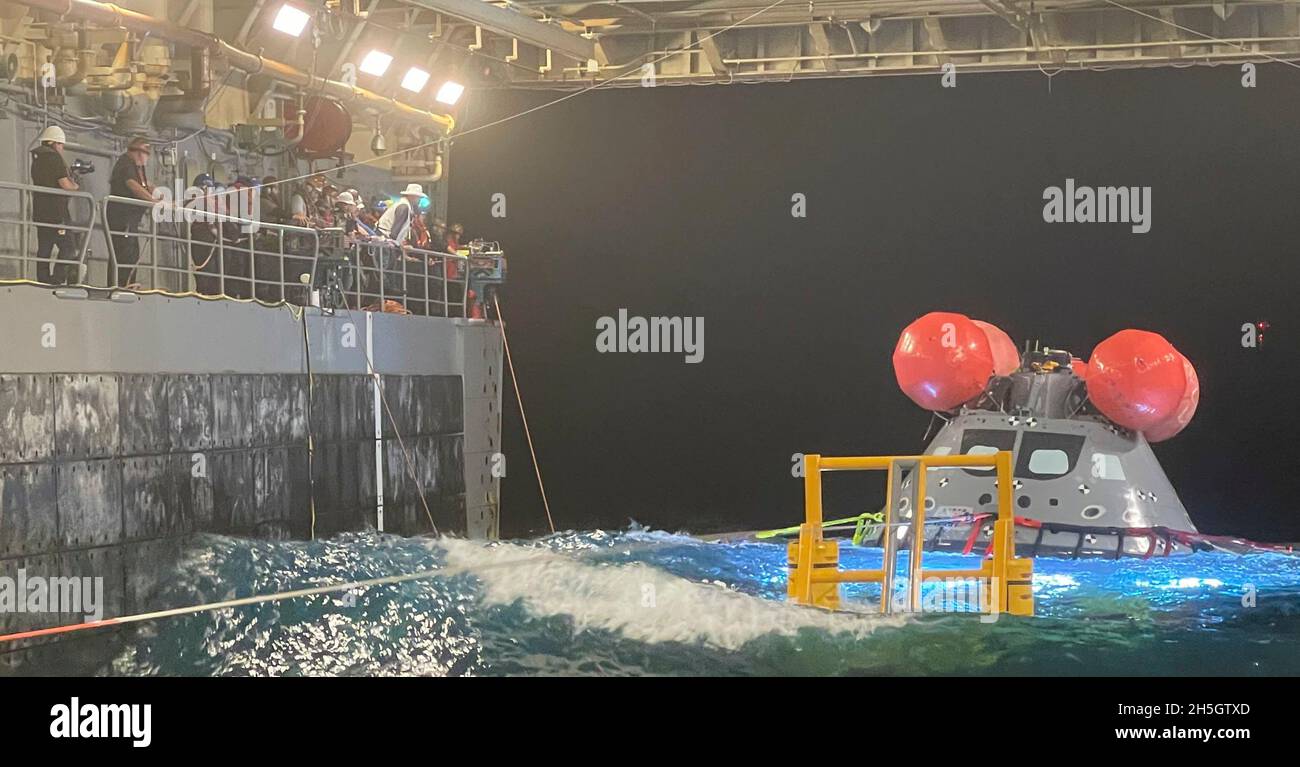 PACIFIC OCEAN (Nov. 6, 2021) Sailors assigned to amphibious transport ...