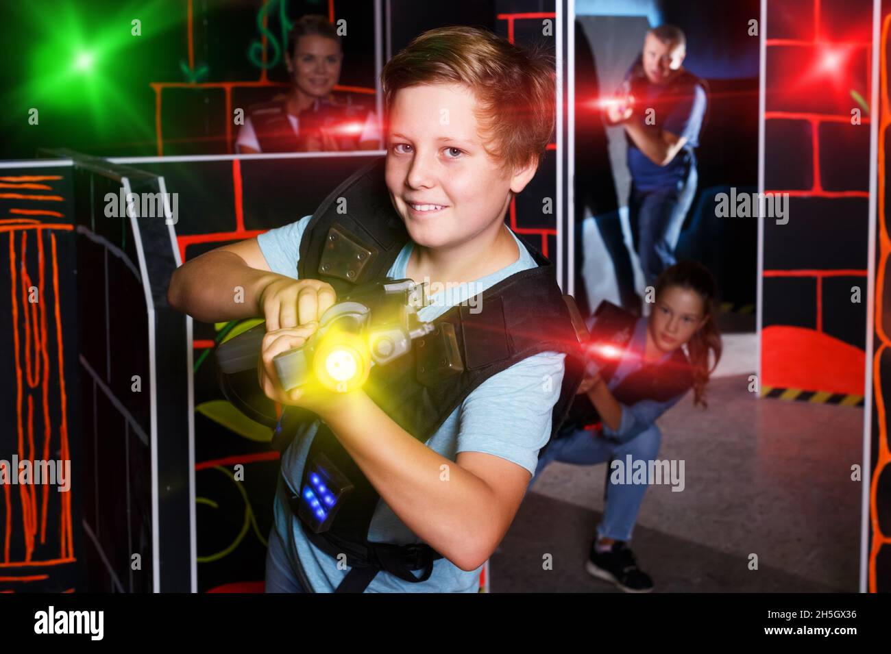 Kids playing laser tag hi-res stock photography and images - Alamy