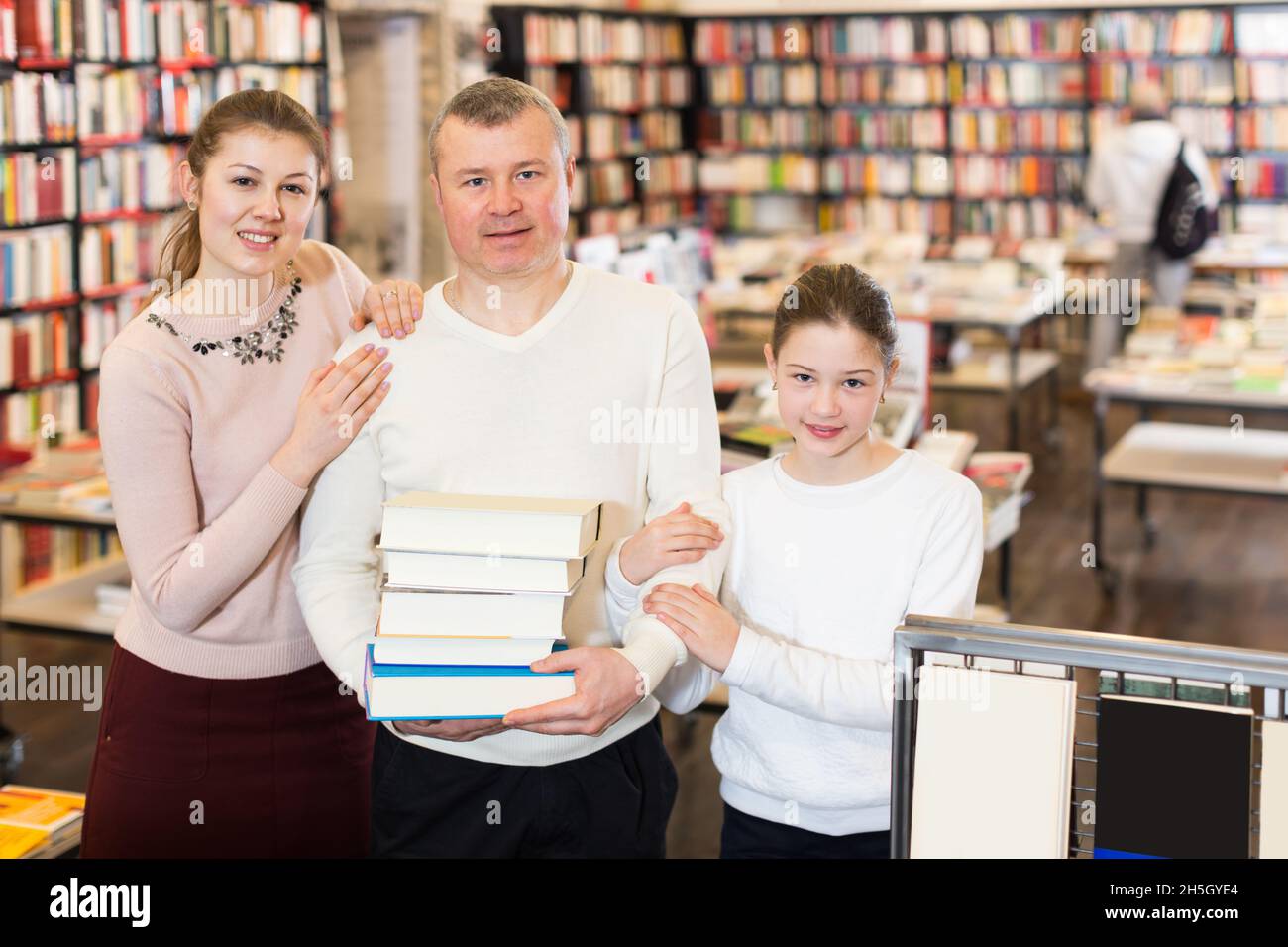 parents with daughter in library Stock Photo - Alamy