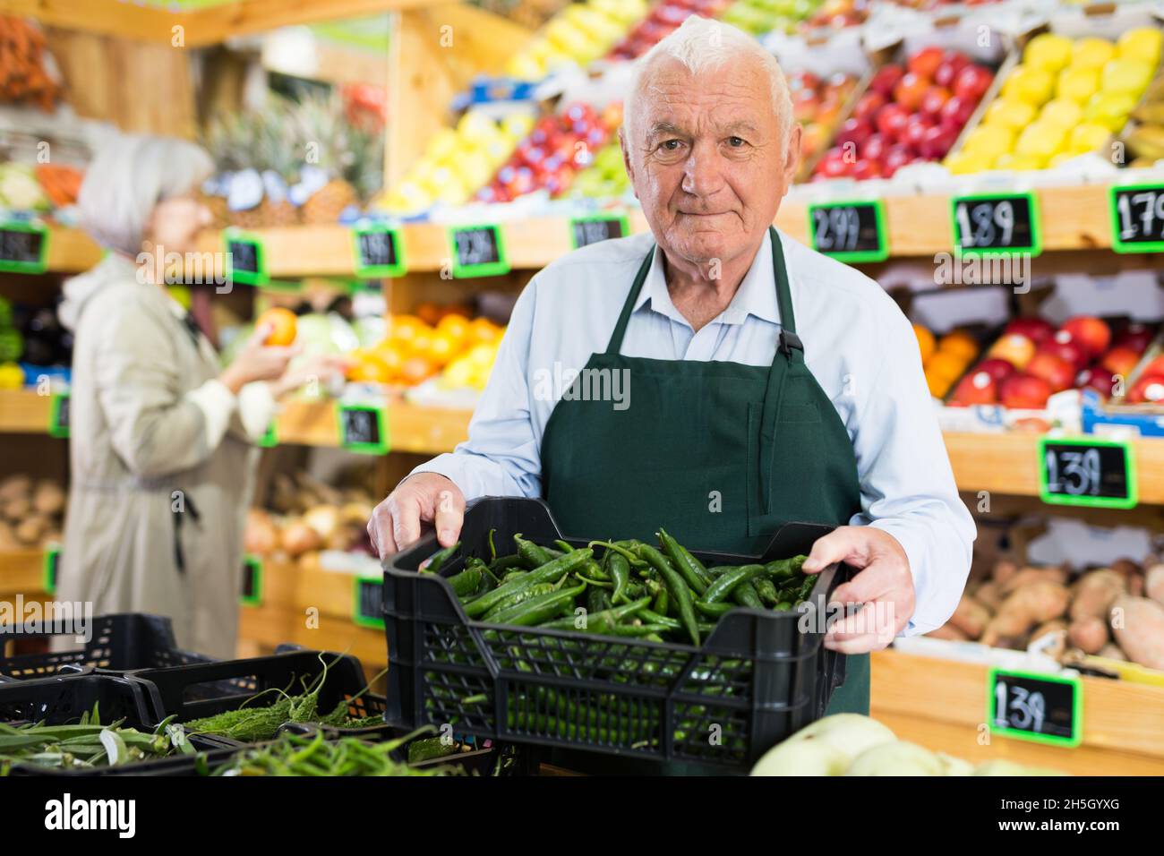Senior merchandiser working in greengrocer Stock Photo - Alamy