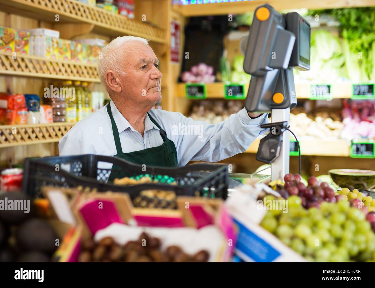 Old cashier counter hi-res stock photography and images - Alamy