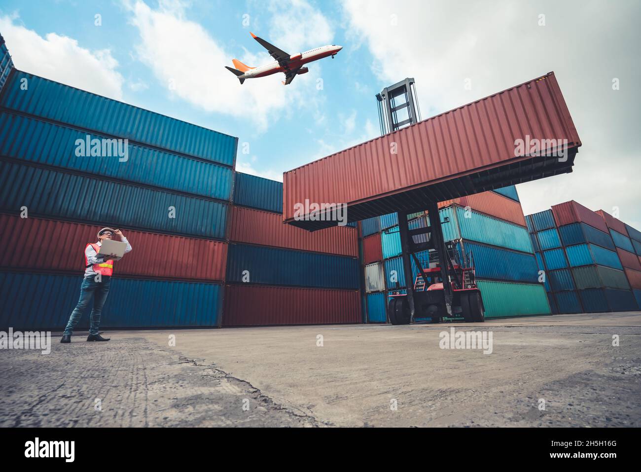 Airplane shipping container hi-res stock photography and images - Alamy