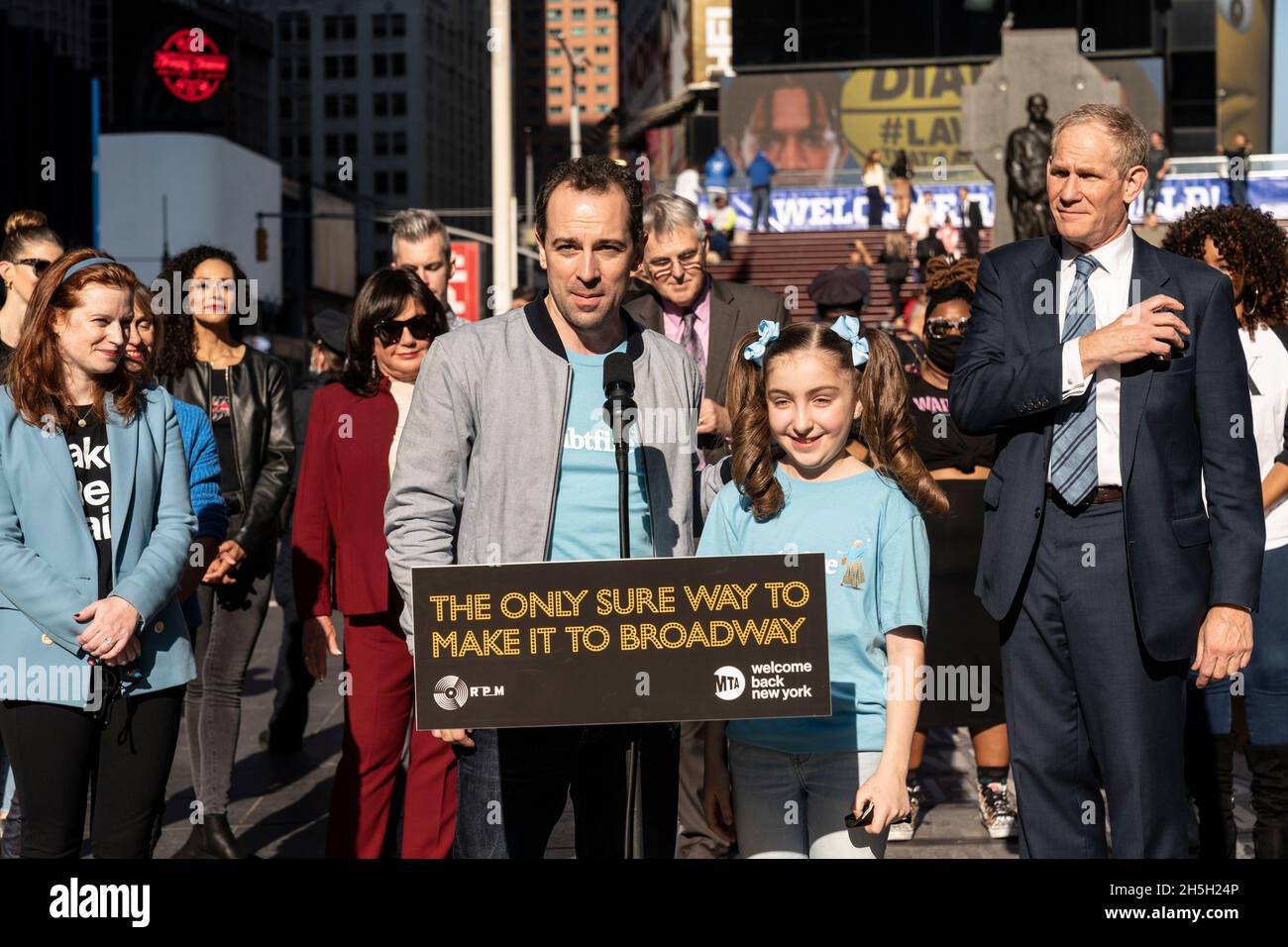 New York, NY - November 9, 2021: Broadway musical Mrs. Doubtfire stars ...