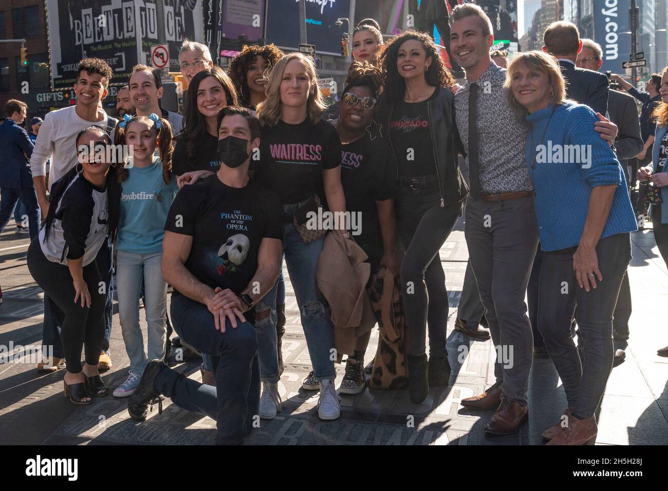 New York, NY - November 9, 2021: Broadway musical stars pose after the ...
