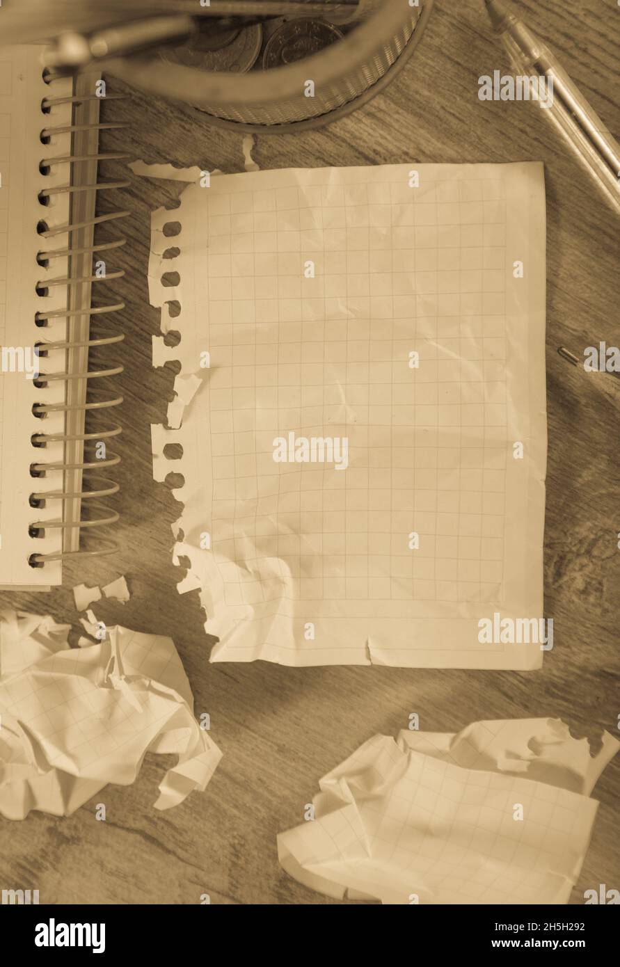 Textured white crumpled sheets hi-res stock photography and images - Alamy
