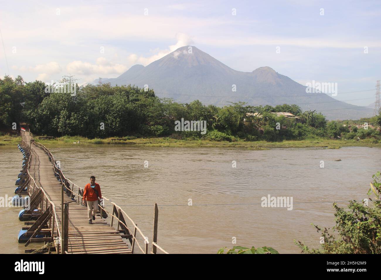 SIDOARJO, INDONESIA - NOVEMBER 06, 2021: The floating bridge (Sutam ...