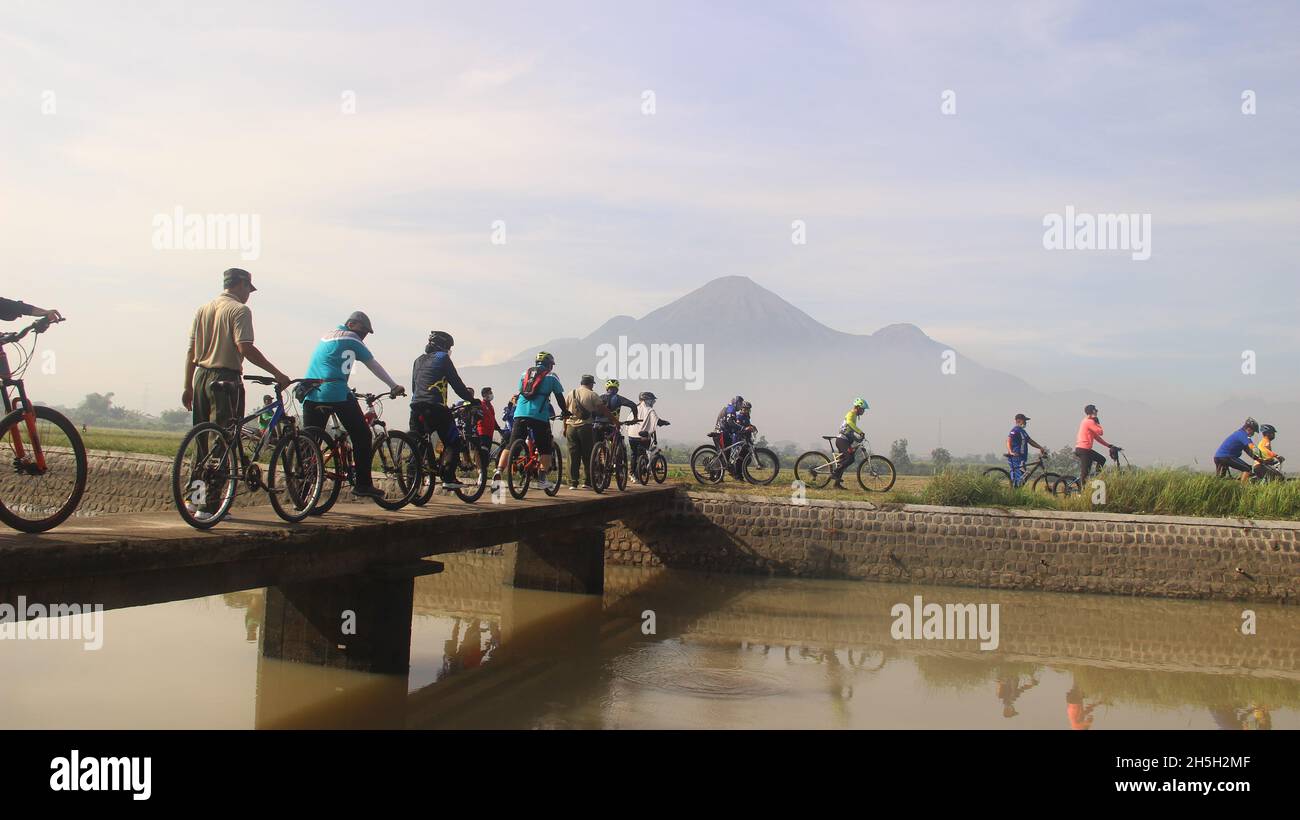SIDOARJO, INDONESIA - NOVEMBER 06, 2021: The floating bridge (Sutam ...