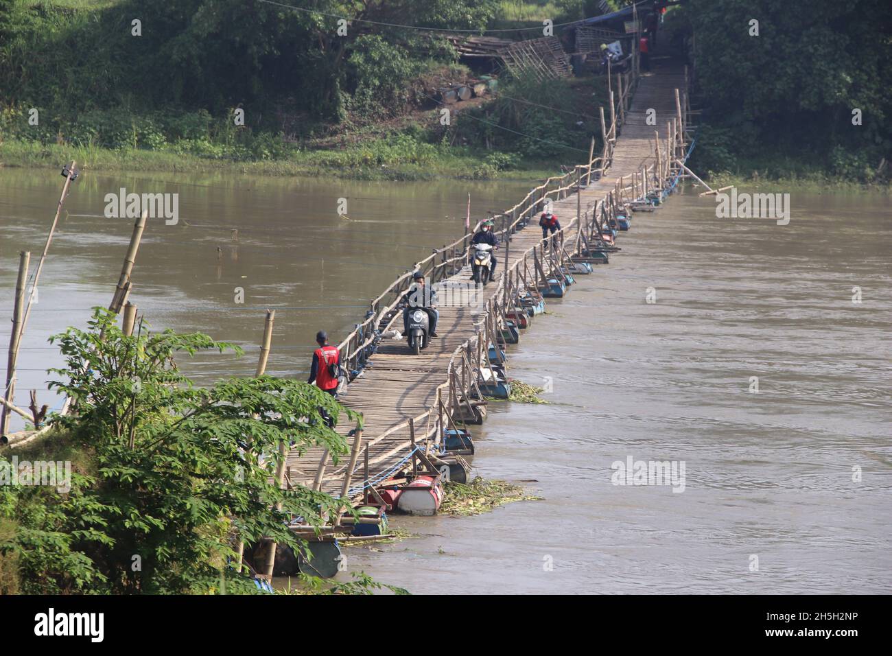 SIDOARJO, INDONESIA - NOVEMBER 06, 2021: The floating bridge (Sutam ...
